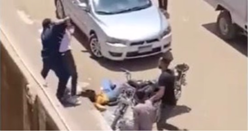مشهد مروع طالب مصري يذبح طالبه في جامعة المنصورة فيديو بدون رقابه
